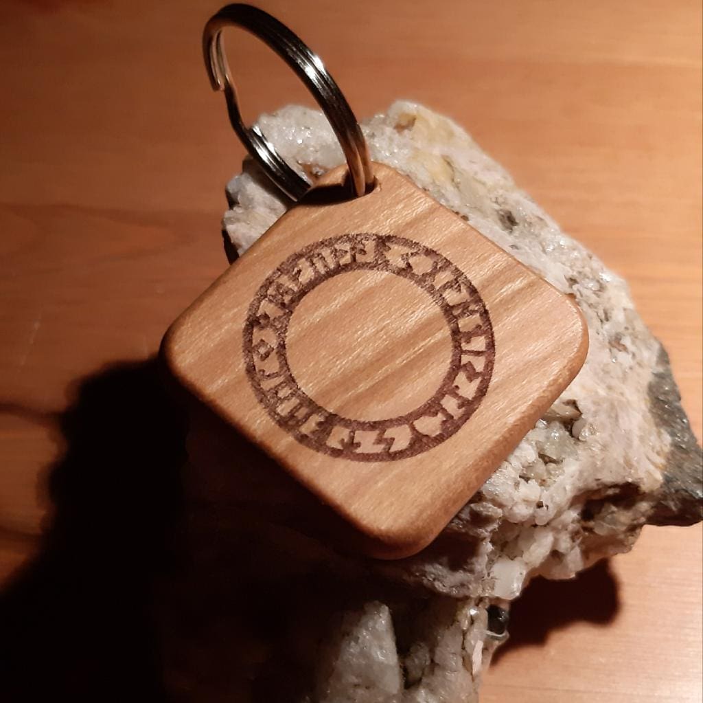 Schlüsselanhänger mit Runenkreis Gravur: Einzigartig - Holz Laser Gravur