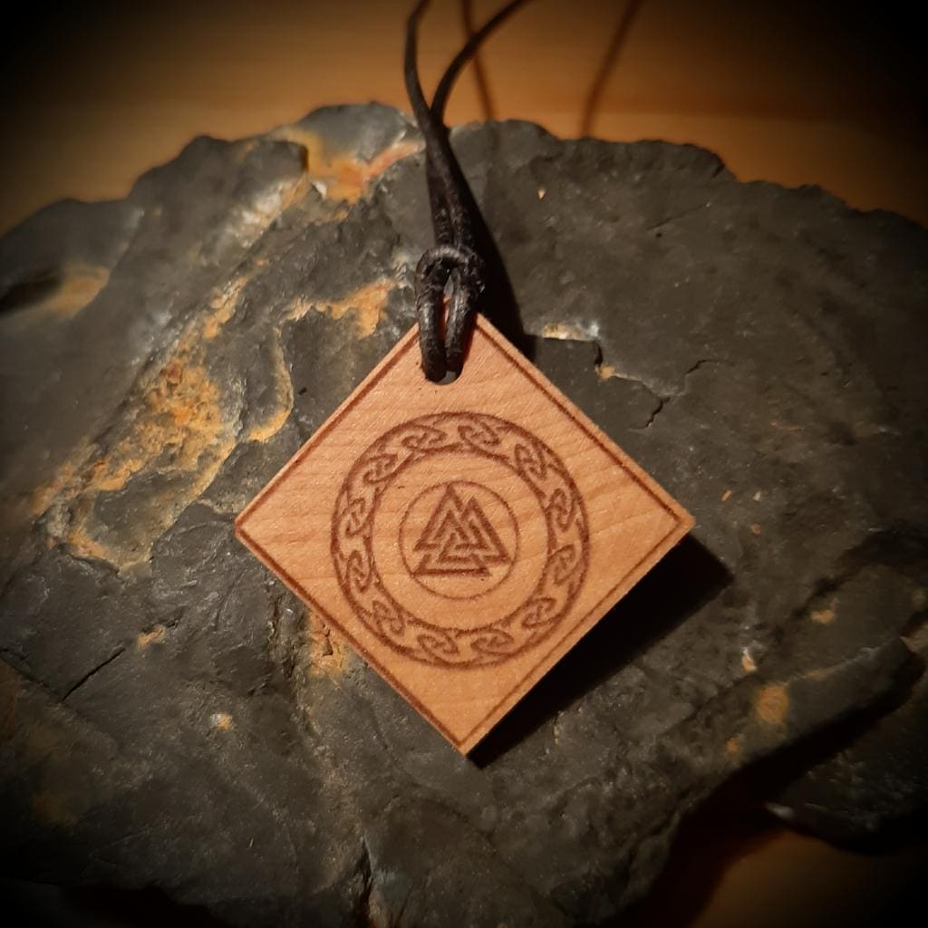 Holzschmuck Anhänger mit Runenkreis Gravur in Viereck-Form! - Holz ...