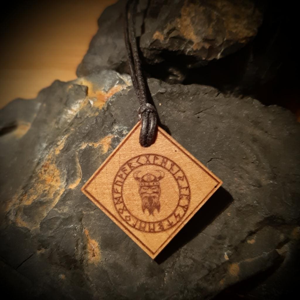 Holzschmuck Anhänger mit Runenkreis Gravur in Viereck-Form! - Holz ...