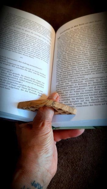Buchseitenhalter aus Holz: Die perfekte Lösung für unterwegs - Holz ...